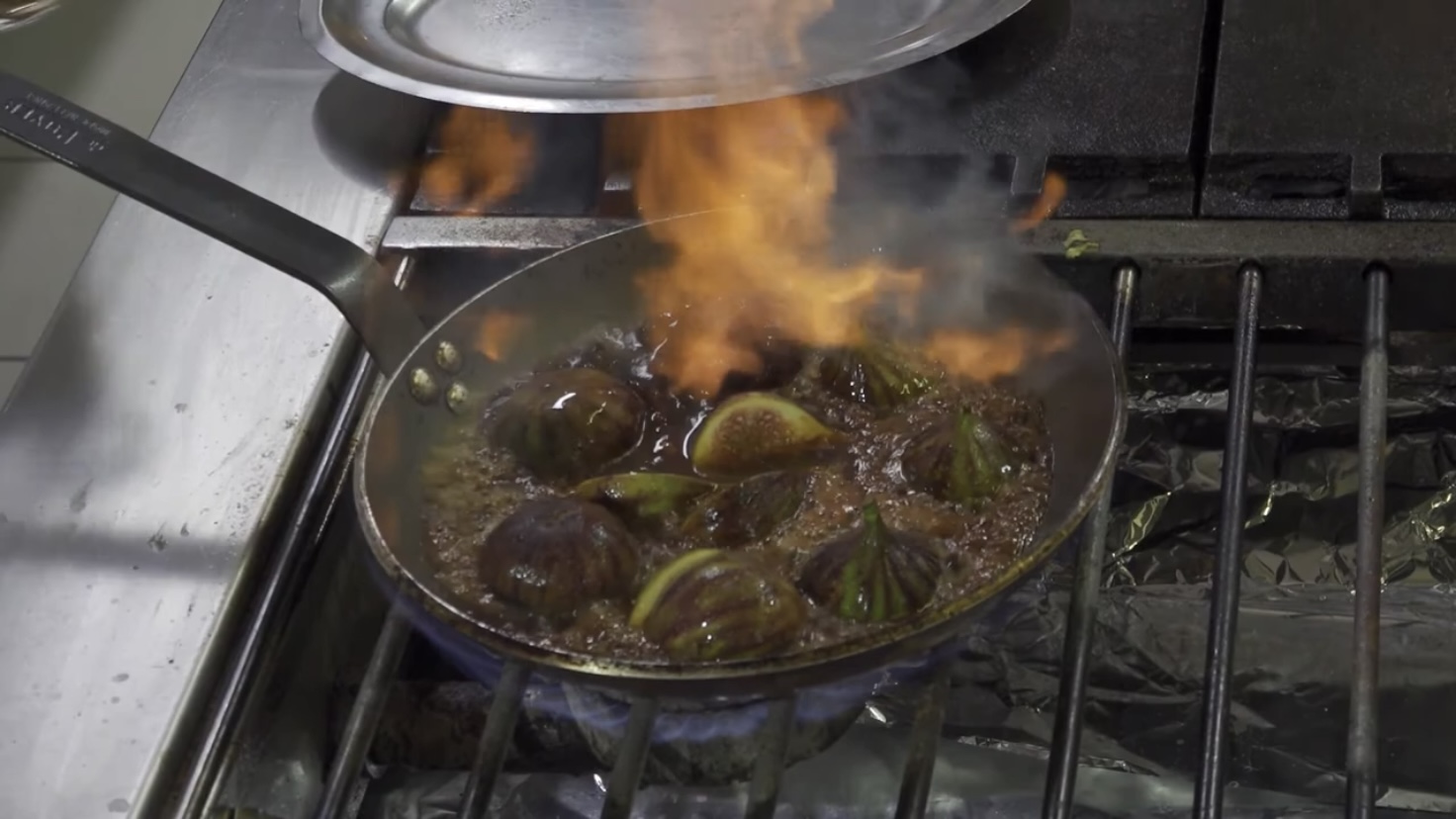 Figues braisées au vin blanc de Soral et son crumble de noisettes ...